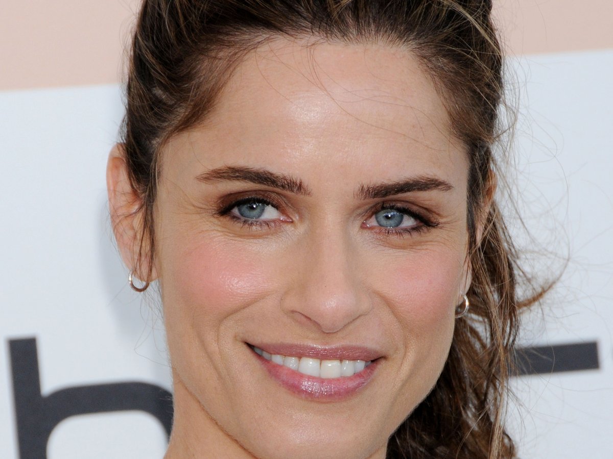 Amanda Peet Wallpaper