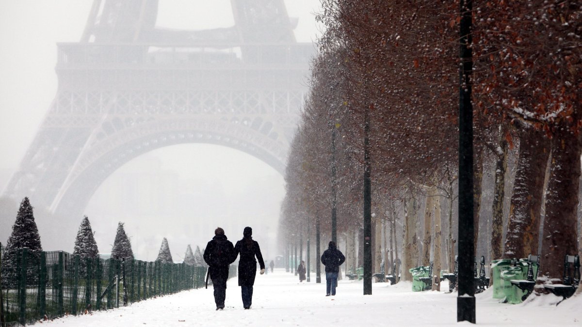 Snow In Paris Wallpaper